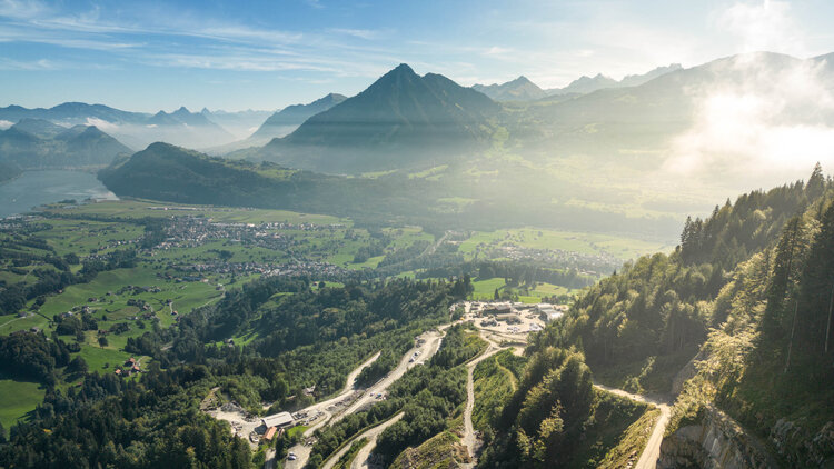 GUBER Natursteine AG : Quarzstein aus dem Steinbruch
