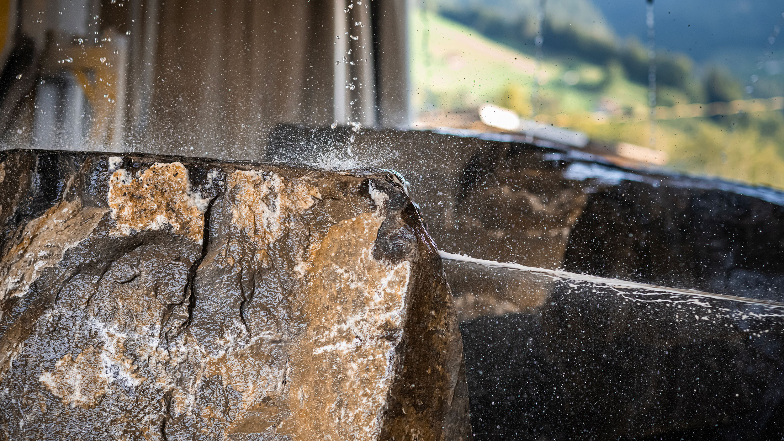 GUBER Natursteine AG : Quarzstein aus dem Steinbruch