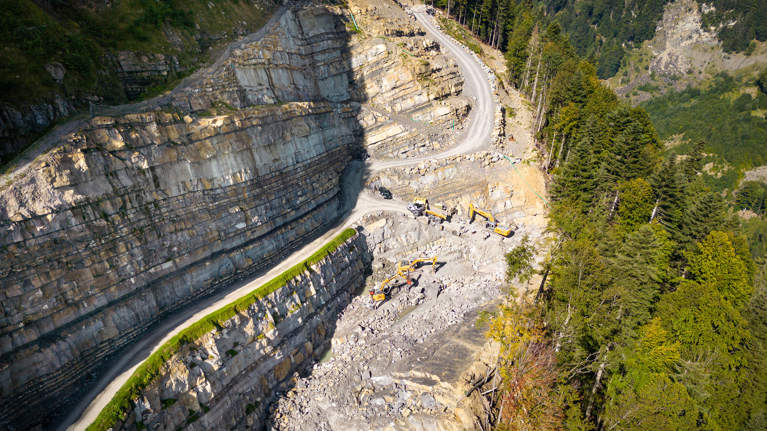 GUBER Natursteine AG : Quarzstein aus dem Steinbruch